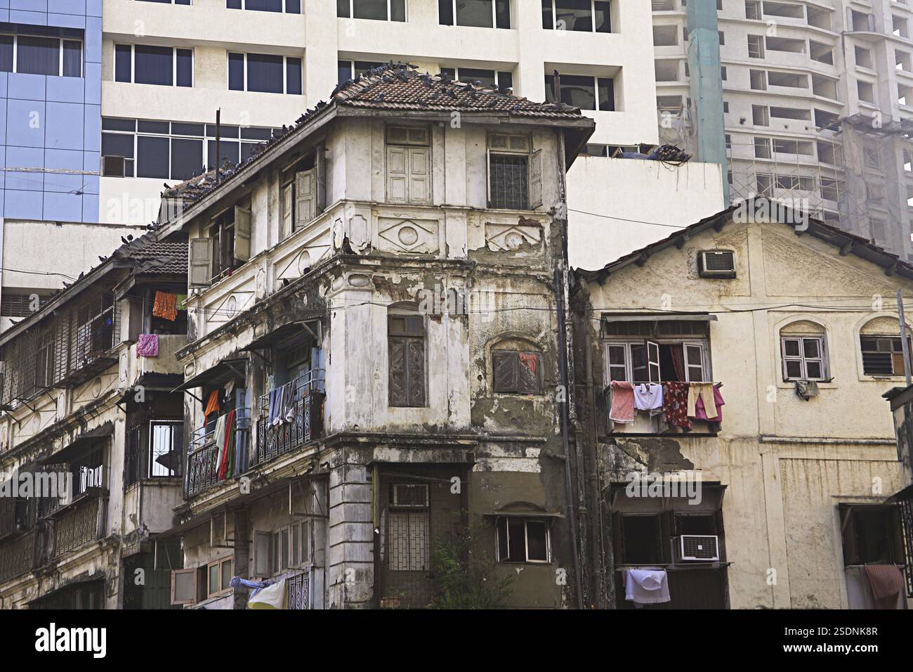 Abhyankar chawl mud roof and skyscraper in background, Bombay Mumbai ...