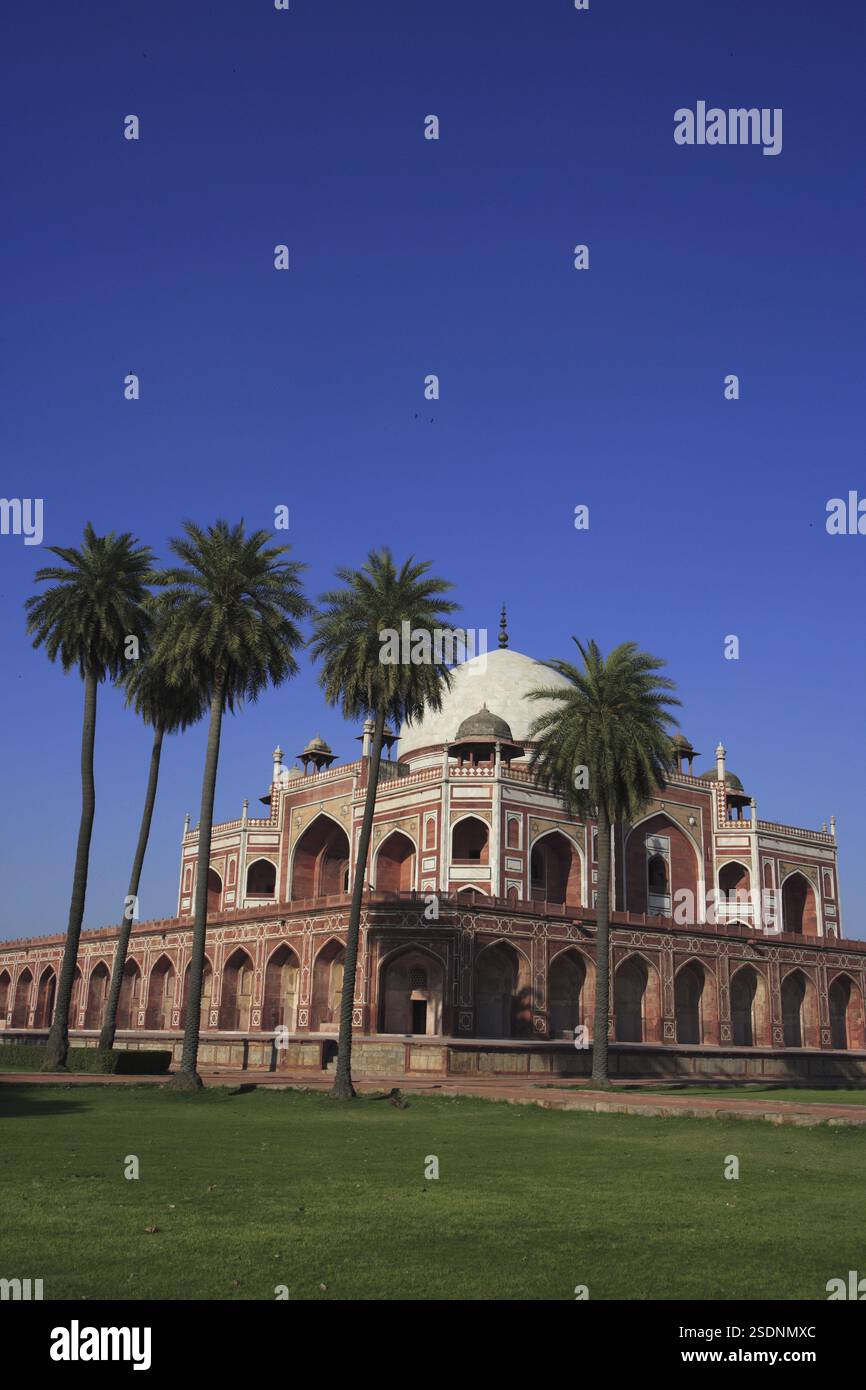 Humayun's tomb through arch built in 1570, Delhi, India UNESCO World ...
