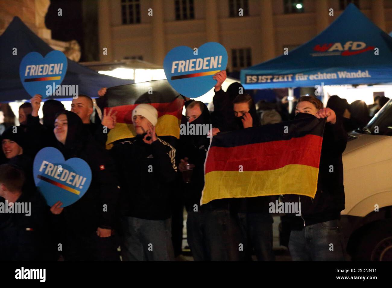 Jugendliche halten Schilder mit der Aufschrift Frieden und ...