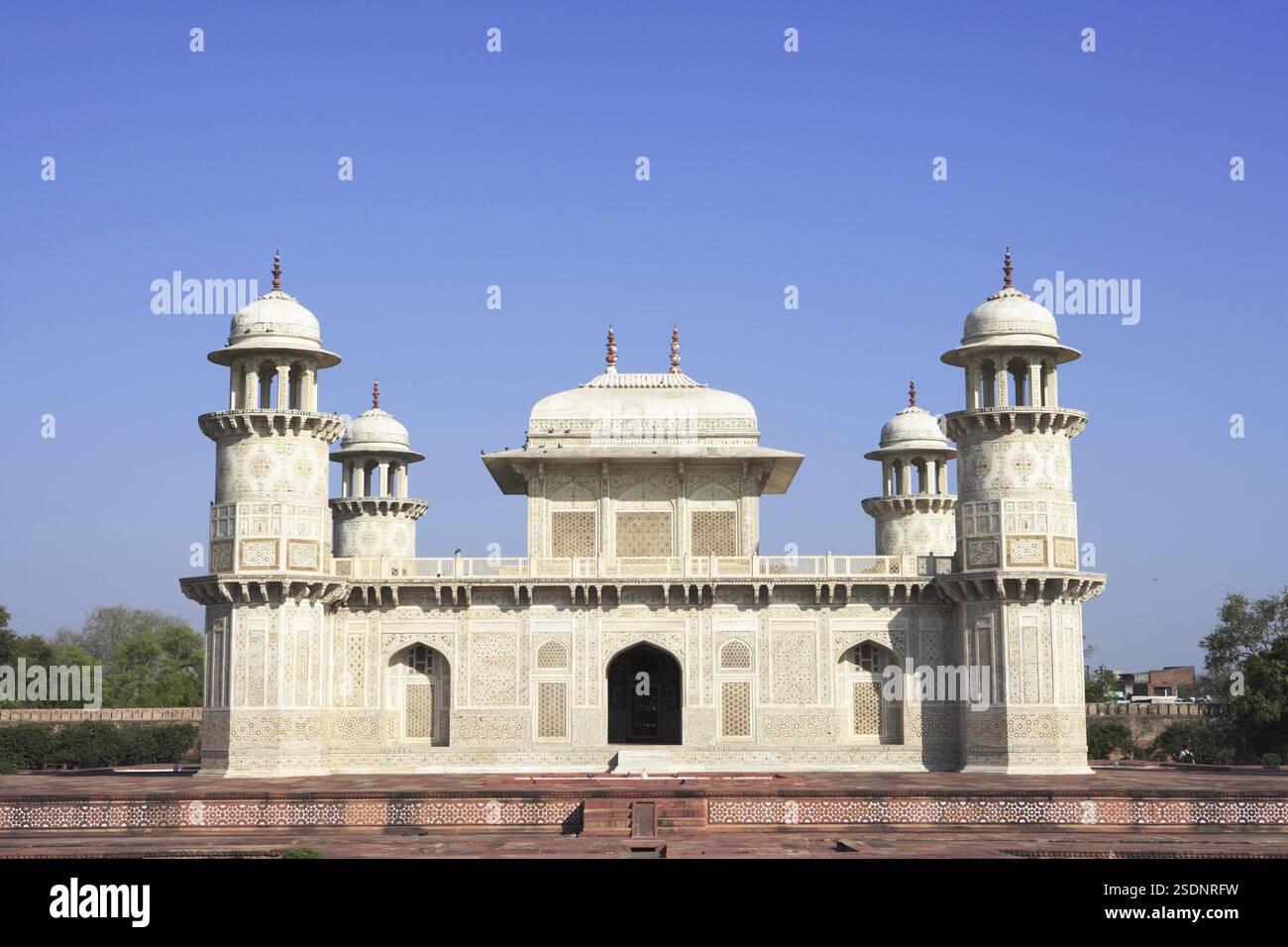 Itimad-ud-Daula tomb mausoleum of white marble built between 1600 and ...
