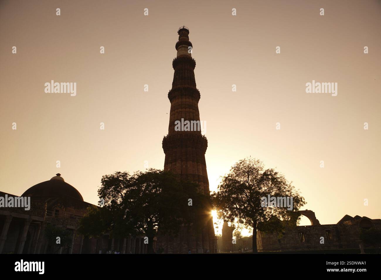 Sunset at Qutab Minar built in 1311 red sandstone tower, Indo-Muslim ...