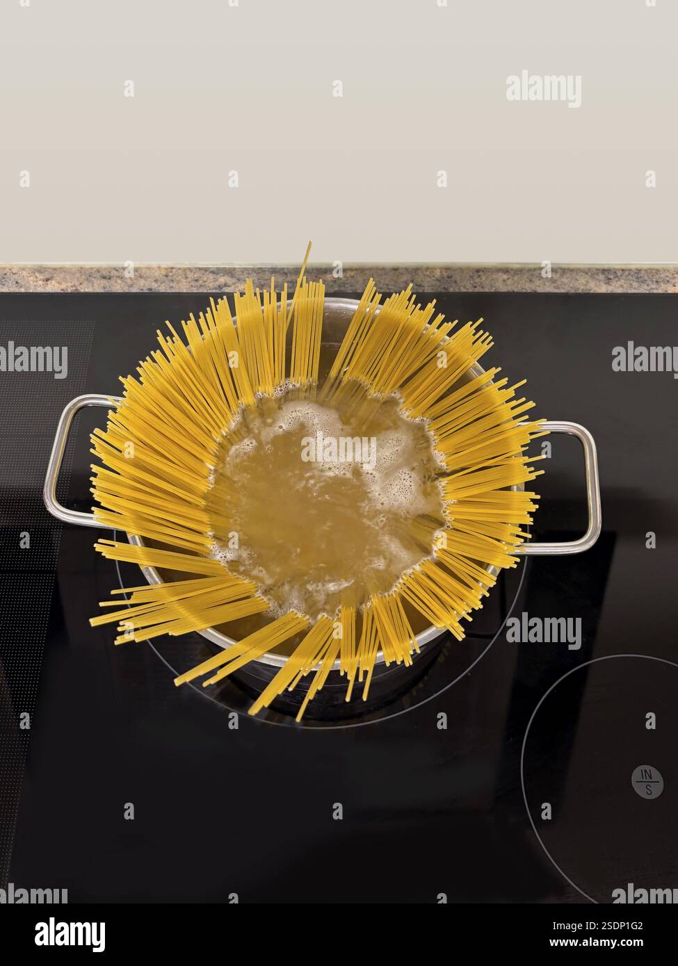 A pot of spaghetti on the home cooker Stock Photo - Alamy
