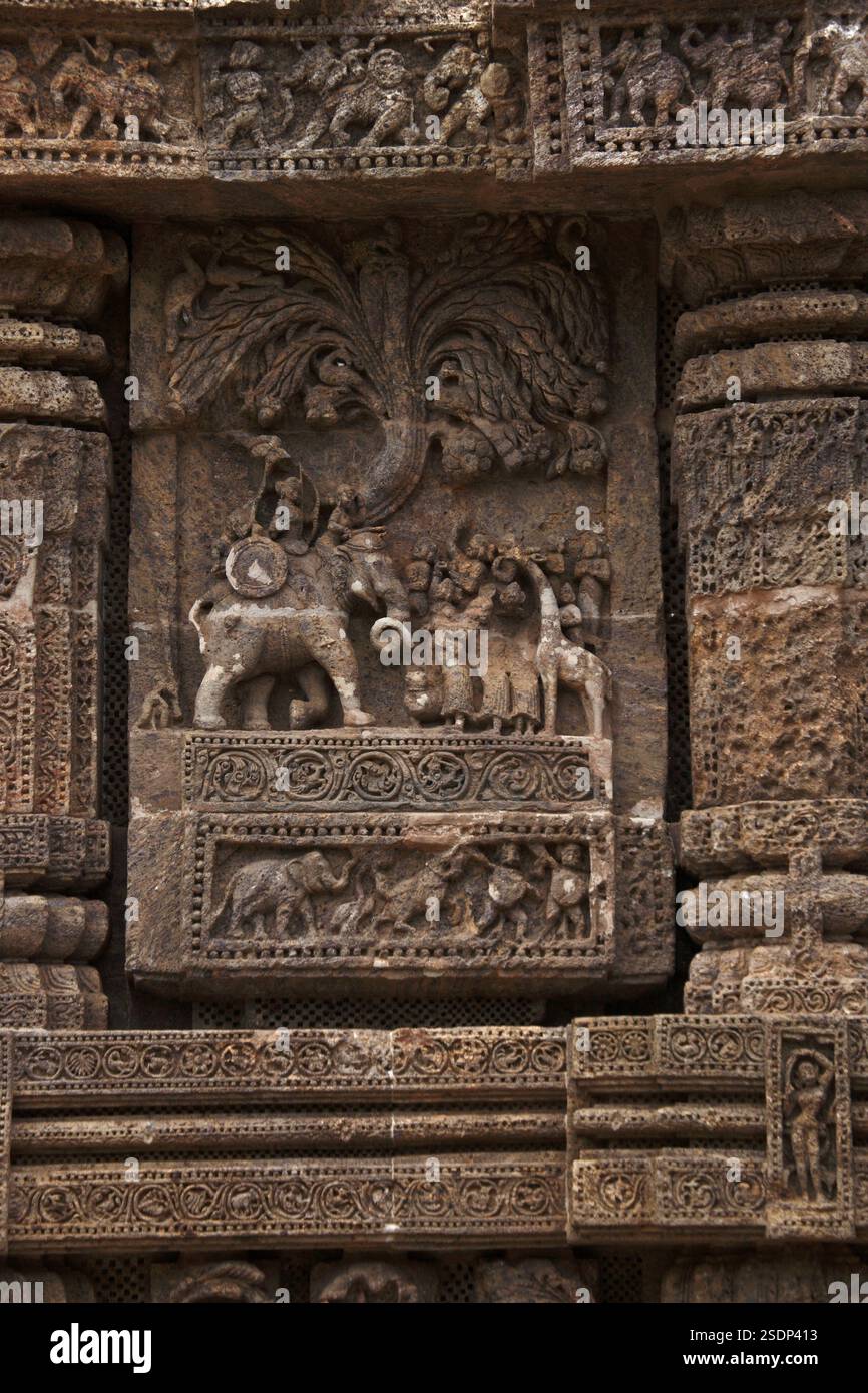 Statue carved on wall of Konarak Sun temple, Orissa, India Unesco World ...