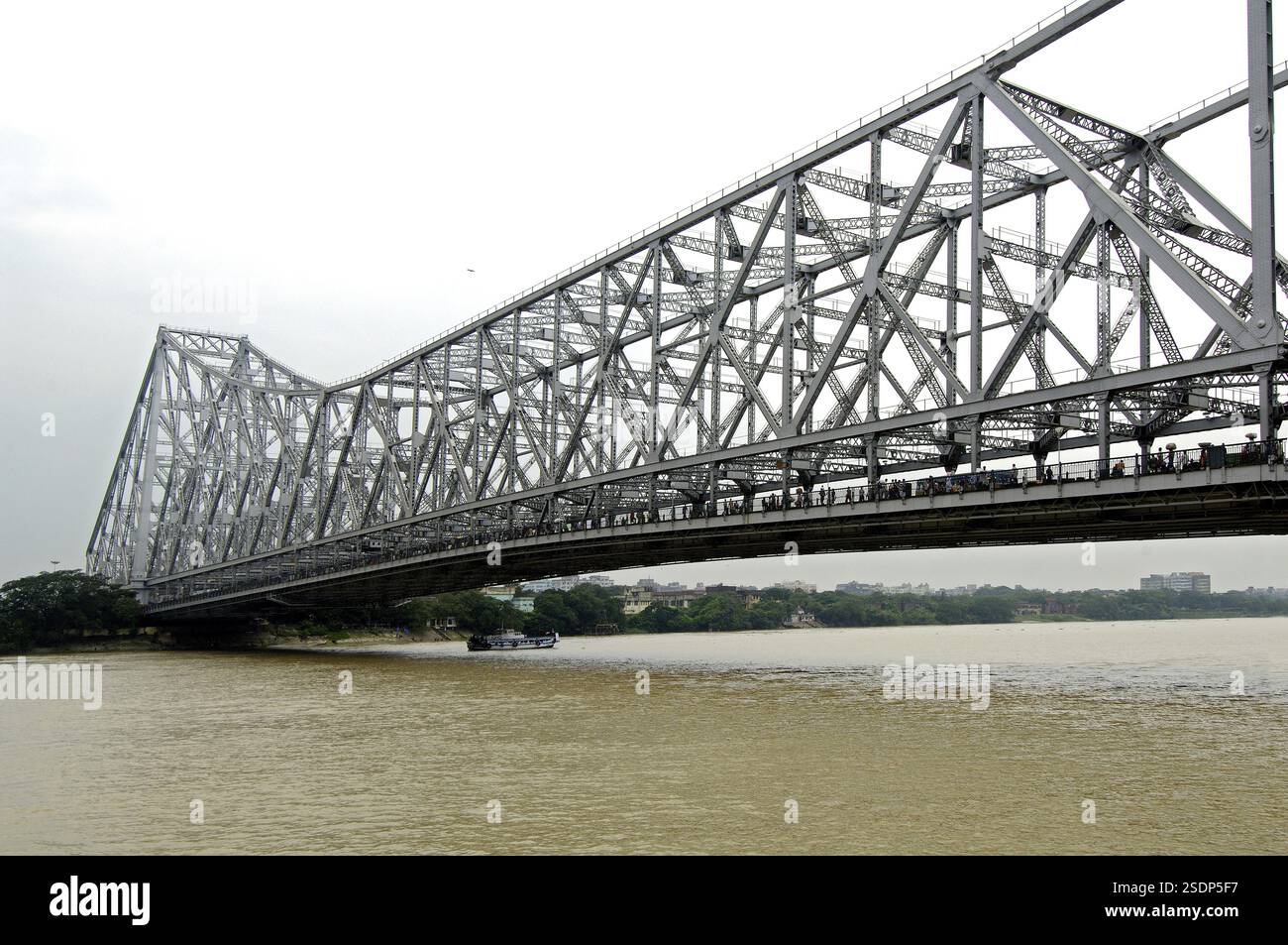 Howrah Bridge Rabindra Setu on river hooghly huge cantilever and wide ...