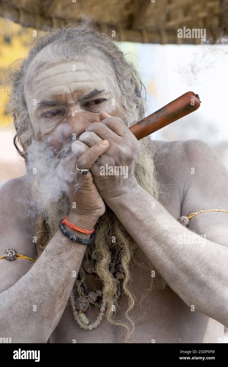 Hindu saint naga baba Shivdasgiri smoking tobacco in Varanasi on Ganga ...