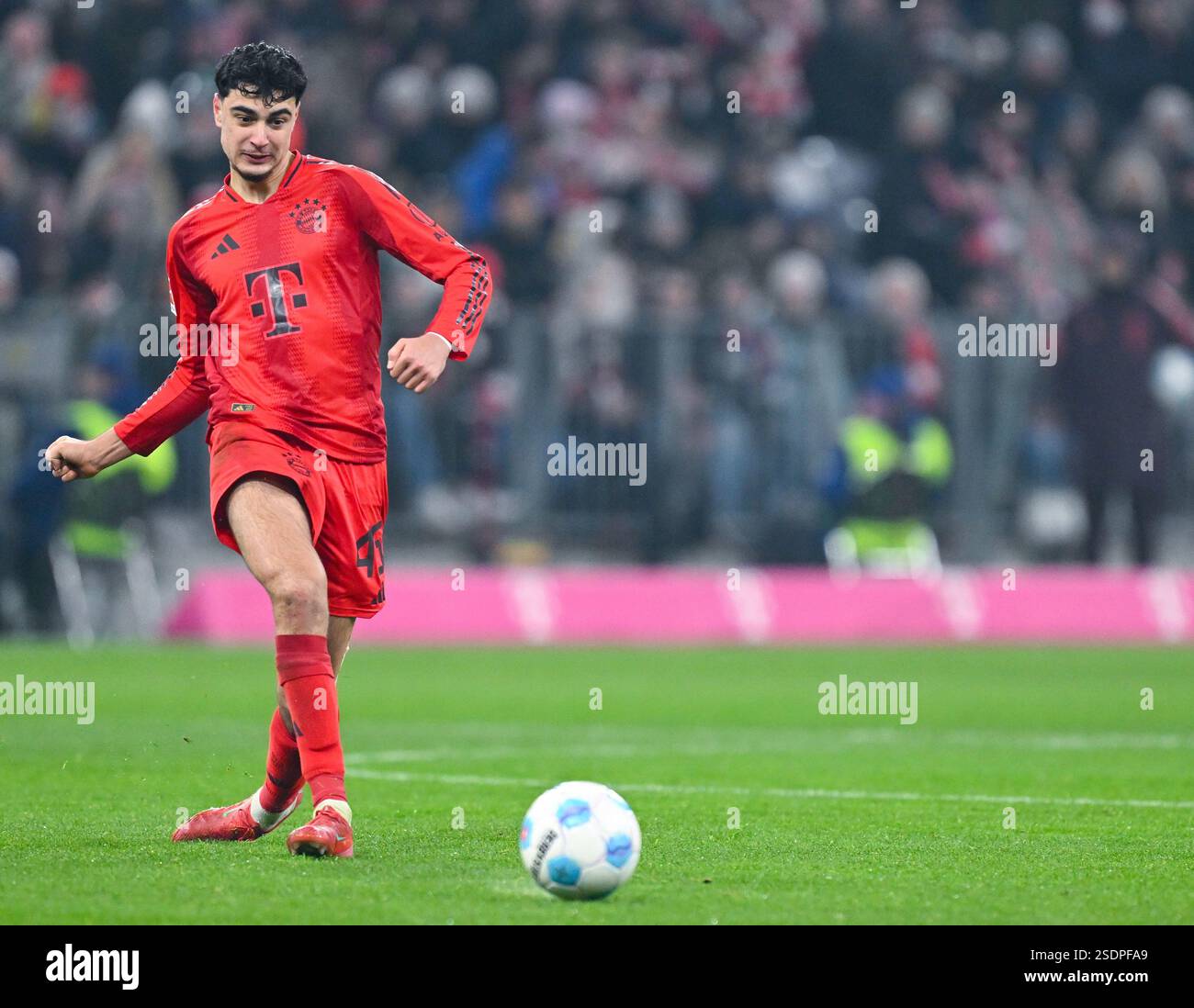 Munich, Germany. 07th Feb, 2025. Soccer: Bundesliga, Bayern Munich ...