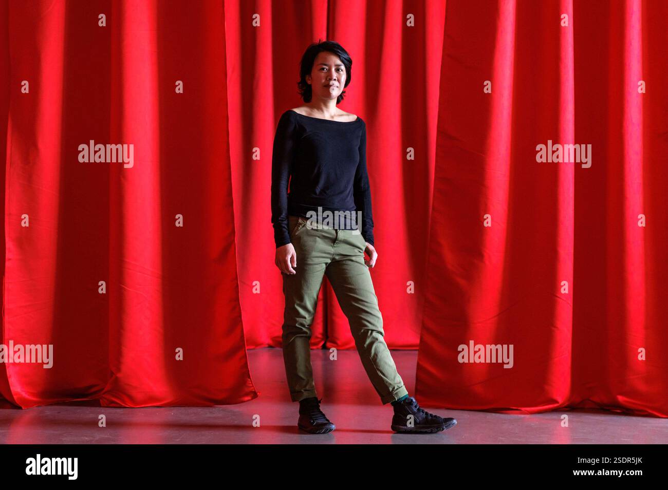 Magdalen Wong bei einem exklusiven Photoshooting in ihrer Ausstellung. Sie ist eine ist eine in ...