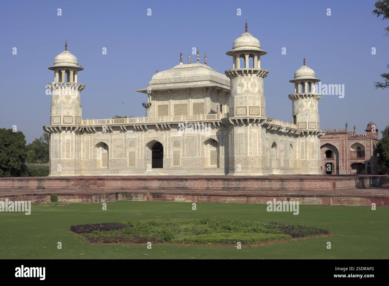 Itimad-ud-Daula tomb mausoleum of white marble built between 1600 and ...