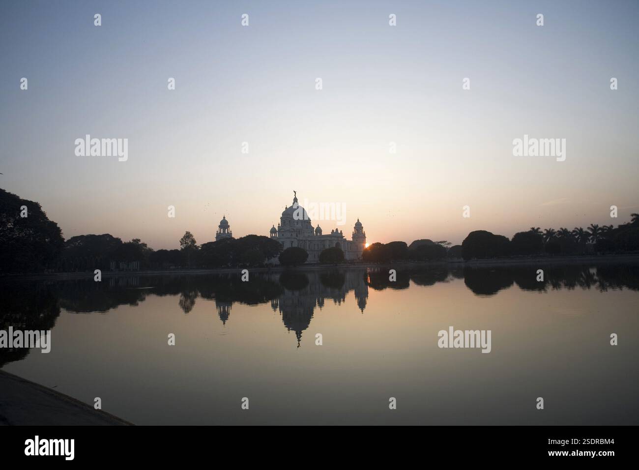 Evening view of Victoria memorial reflection in pond impressive ...