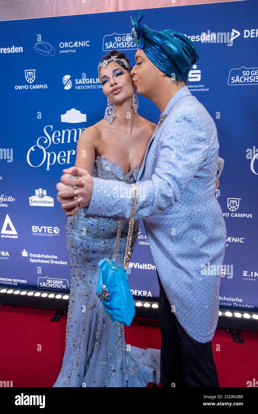 Datum: 07.02.25 / Ort: Dresden Im Bild: Micaela Schäfer mit Julian F. M ...