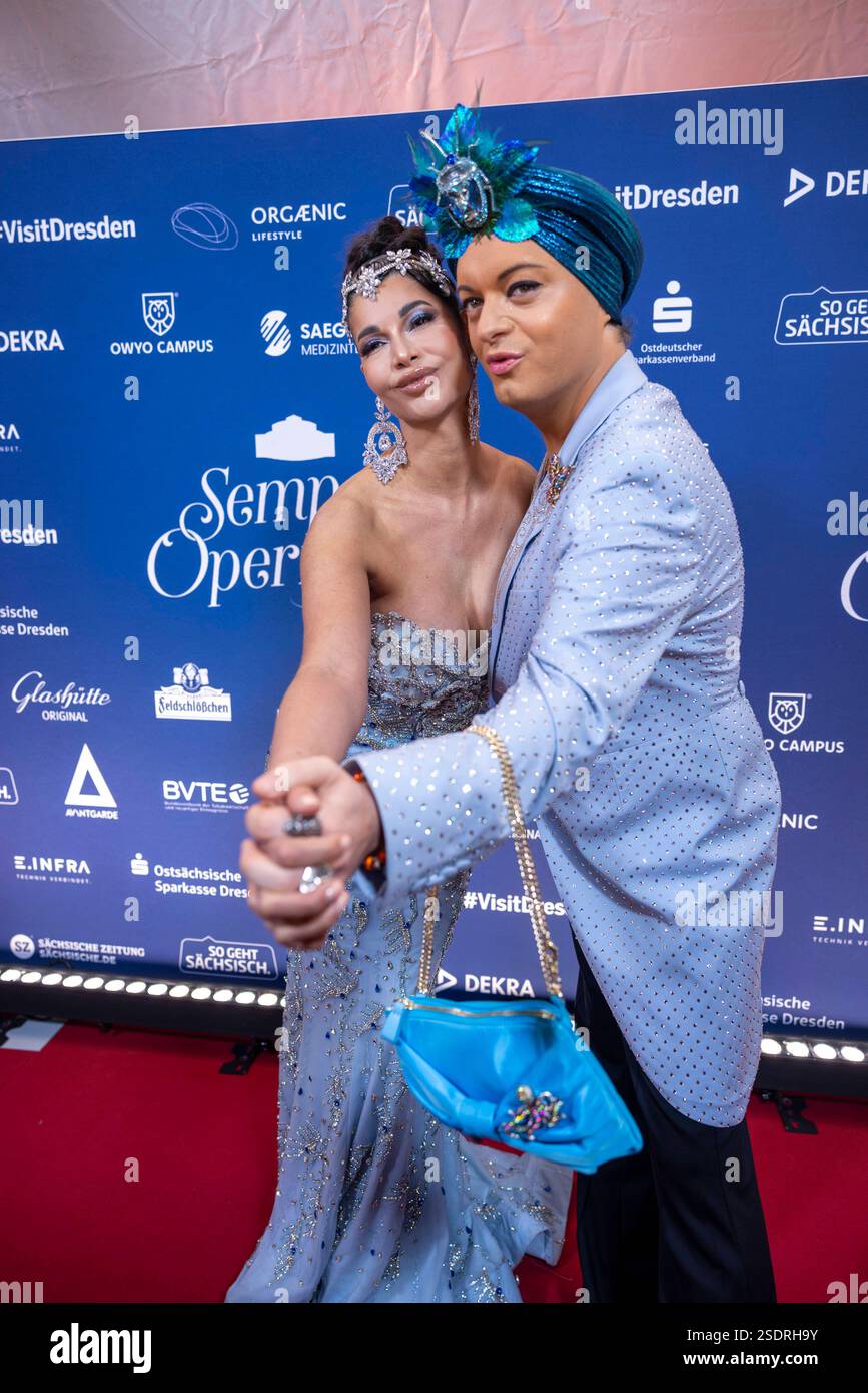 Datum: 07.02.25 / Ort: Dresden Im Bild: Micaela Schäfer mit Julian F. M ...