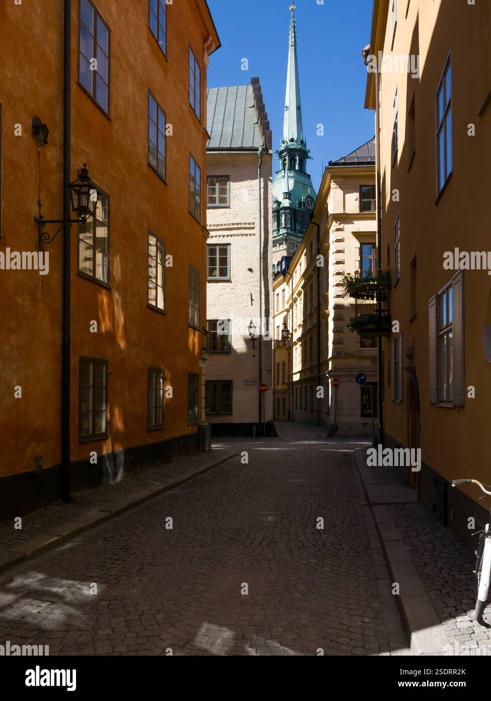 Narrow cobbled street in the historic old town (Gamla Stan) of ...