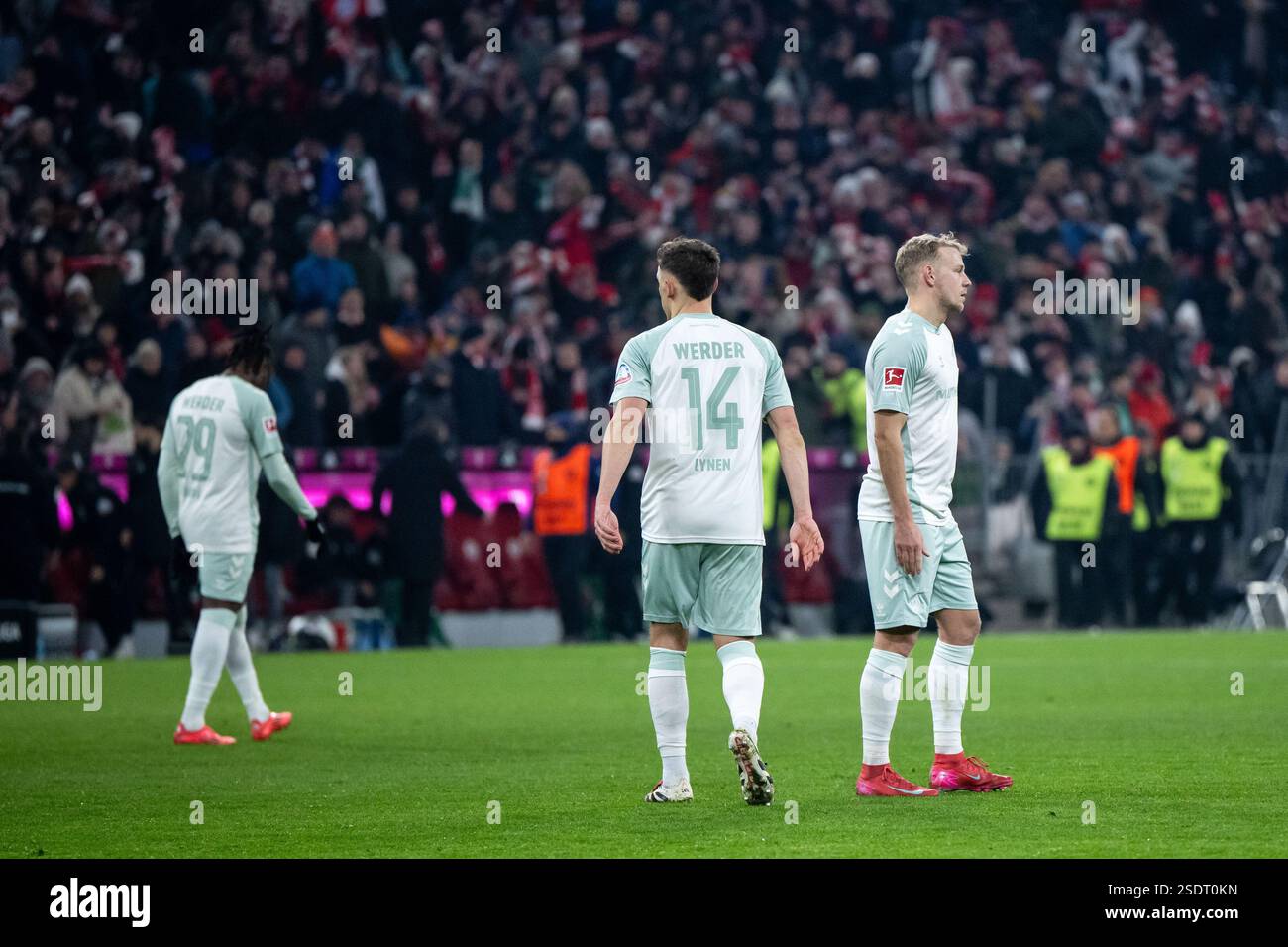 Senne Lynen (Werder Bremen, #14), Marco Gruell (Werder Bremen, #17 ...