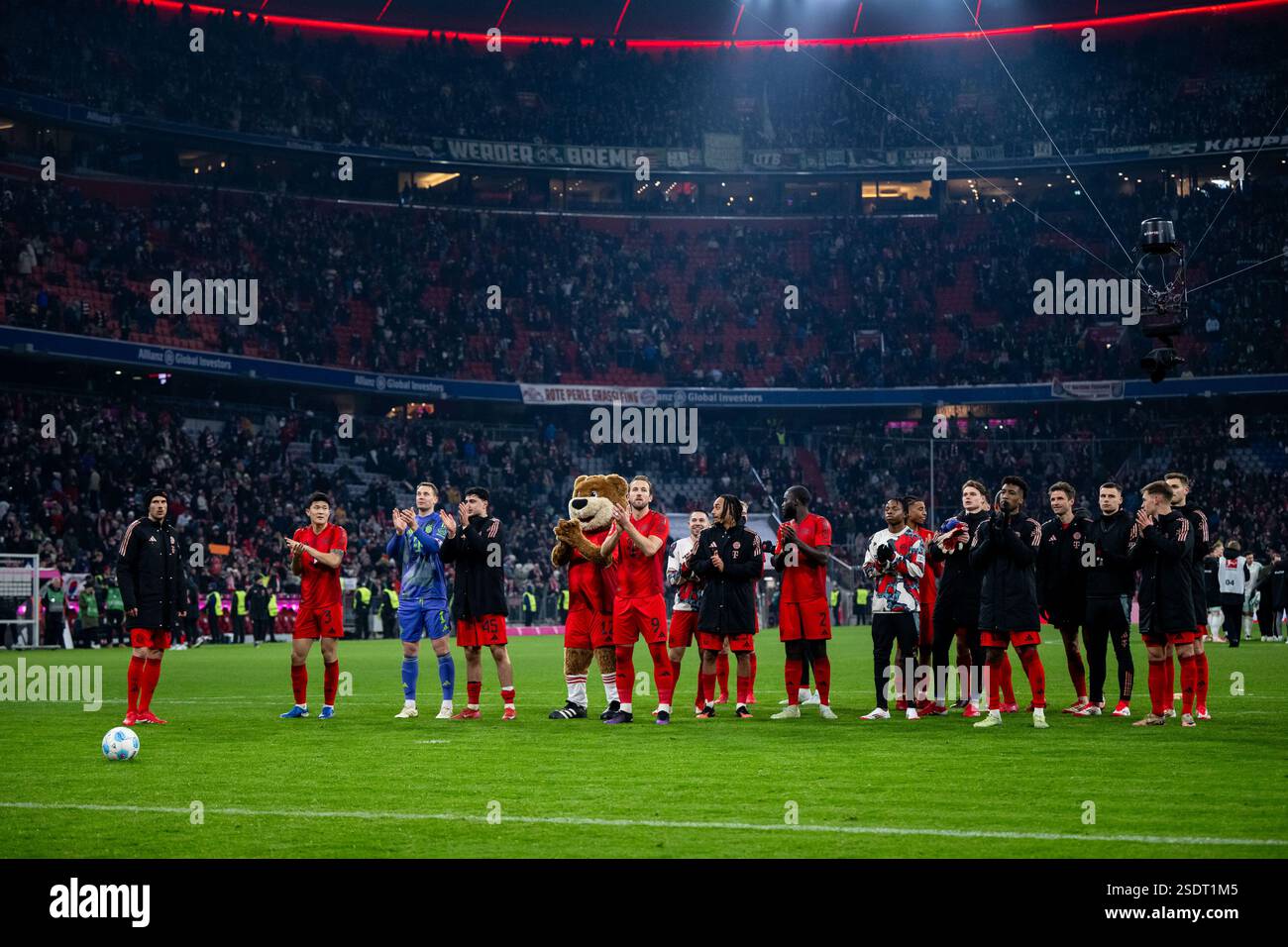 Leon Goretzka (FC Bayern Muenchen, #08), Min-Jae Kim (FC Bayern ...