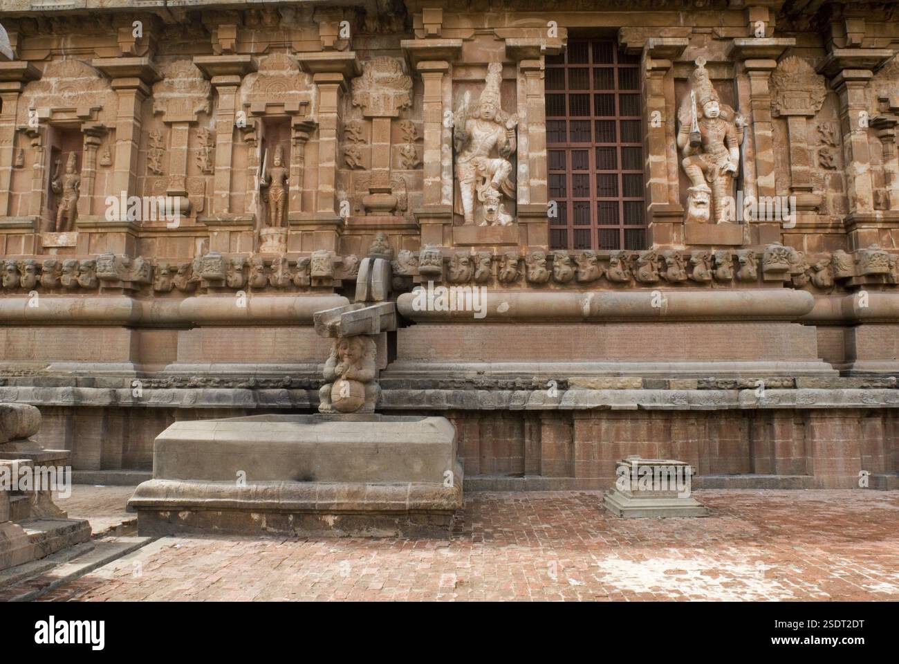 Carved Statues of goddess on outside wall of Brihadeshwara Temple ...