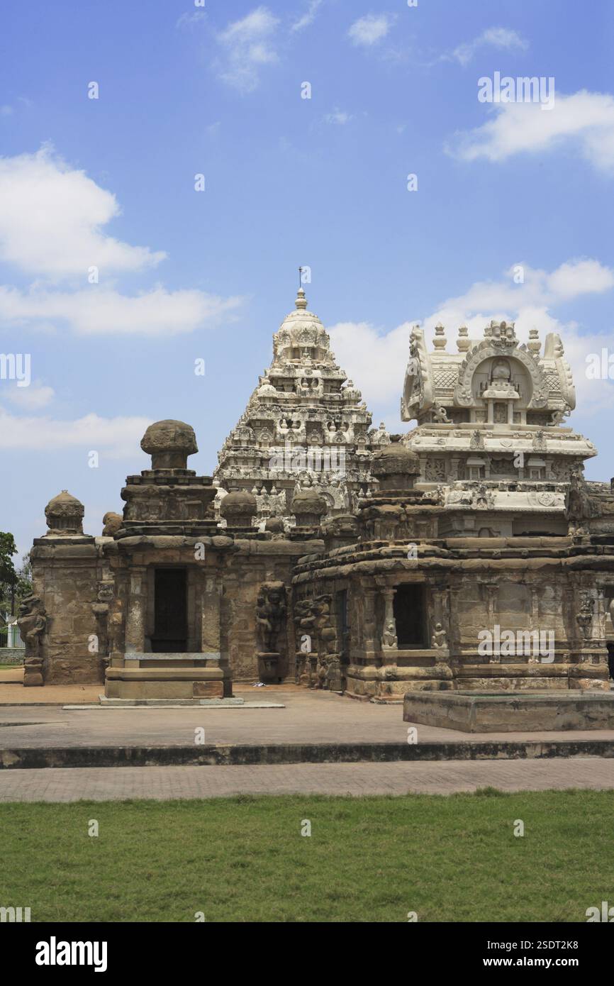 Kailasanatha temple, Dravidian temple architecture, Pallava period (7th ...