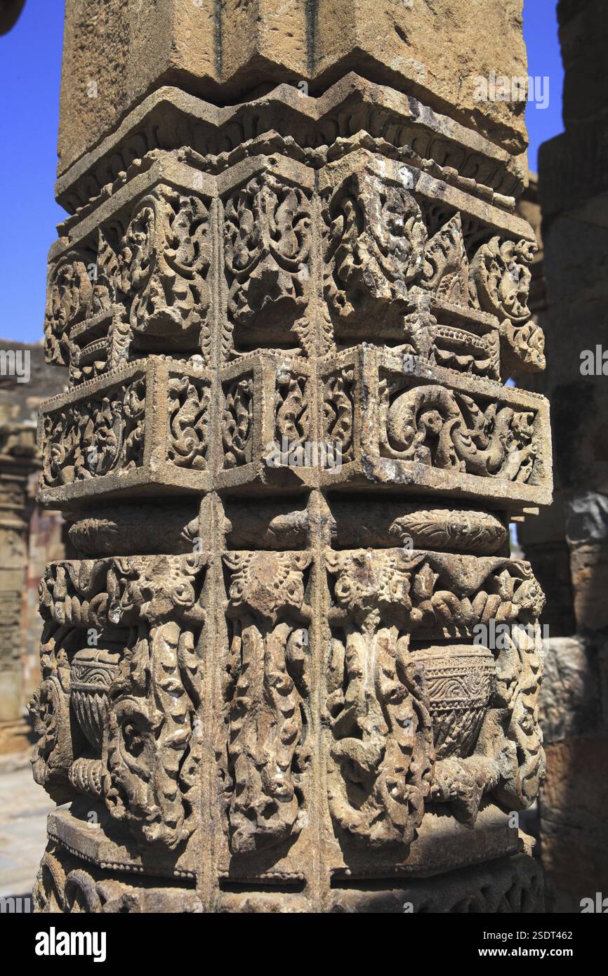 Quwwat-ul-Islam mosque and pillar details in Qutab Minar complex built ...