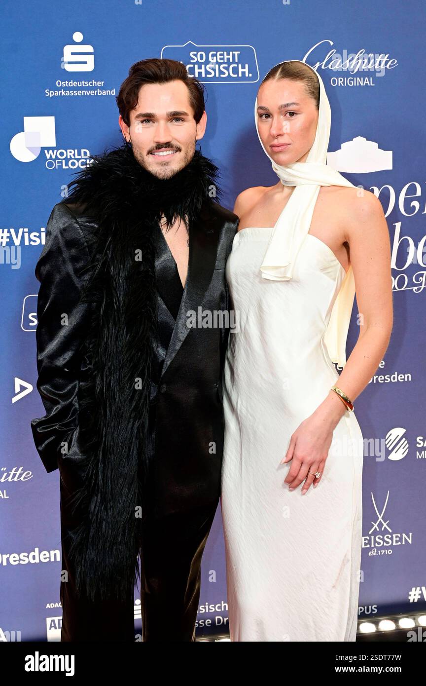 Moss Kena mit Begleitung beim 17. SemperOpernball 2025 in der Semper ...