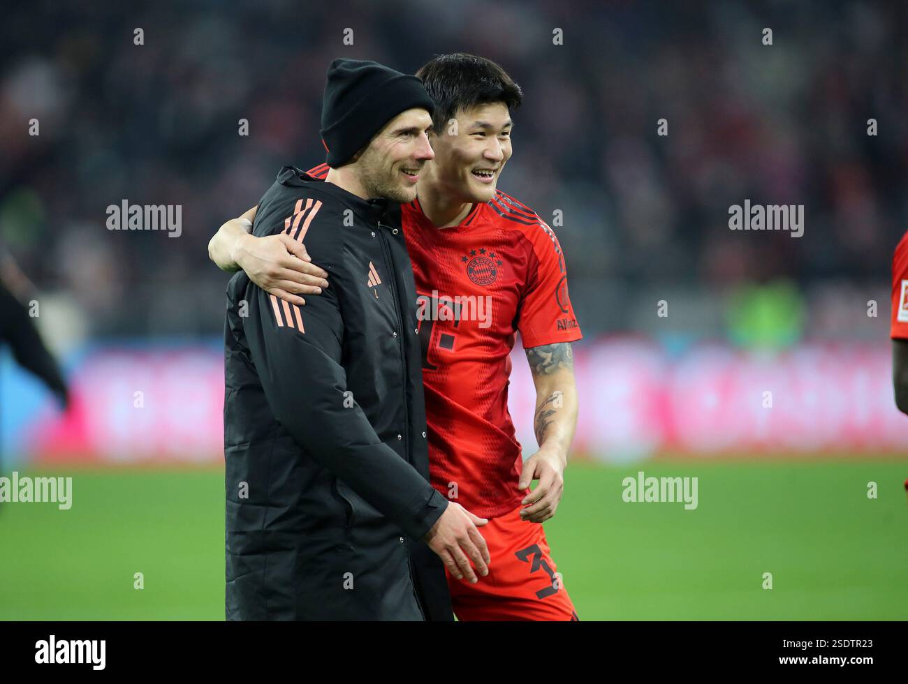 Min jae kim fc bayern munchen re umarmt nach dem spiel hi-res stock ...