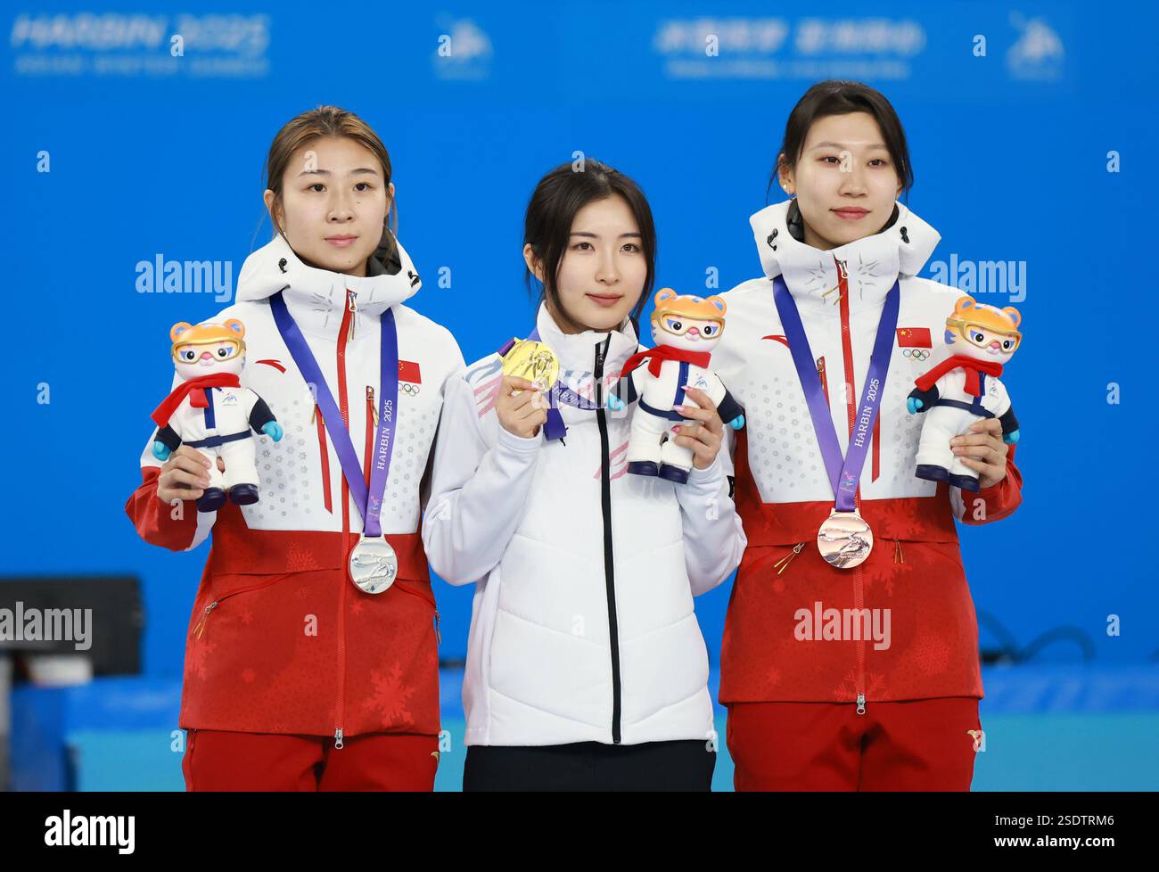 (250208) -- HARBIN, Feb. 8, 2025 (Xinhua) -- Gold medalist Kim Gilli (C ...
