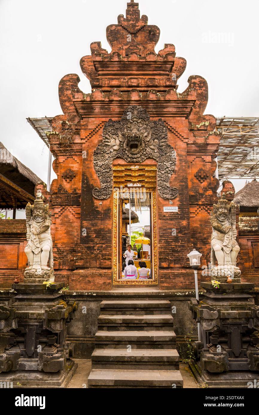 Bali, Indonesia - November 30, 2023: Traditional Balinese gate adorned ...