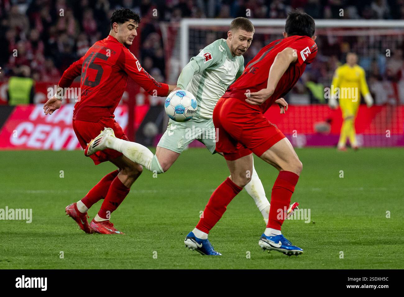 Kampf um den Ball von Aleksandar Pavlovic (FC Bayern Muenchen, #45) und ...