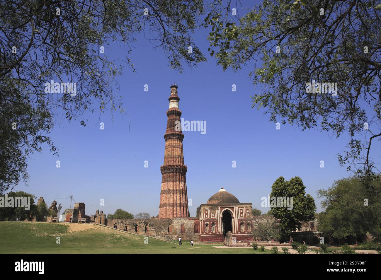 Alai Darwaza and Qutab Minar built in 1311 red sandstone tower, Delhi ...