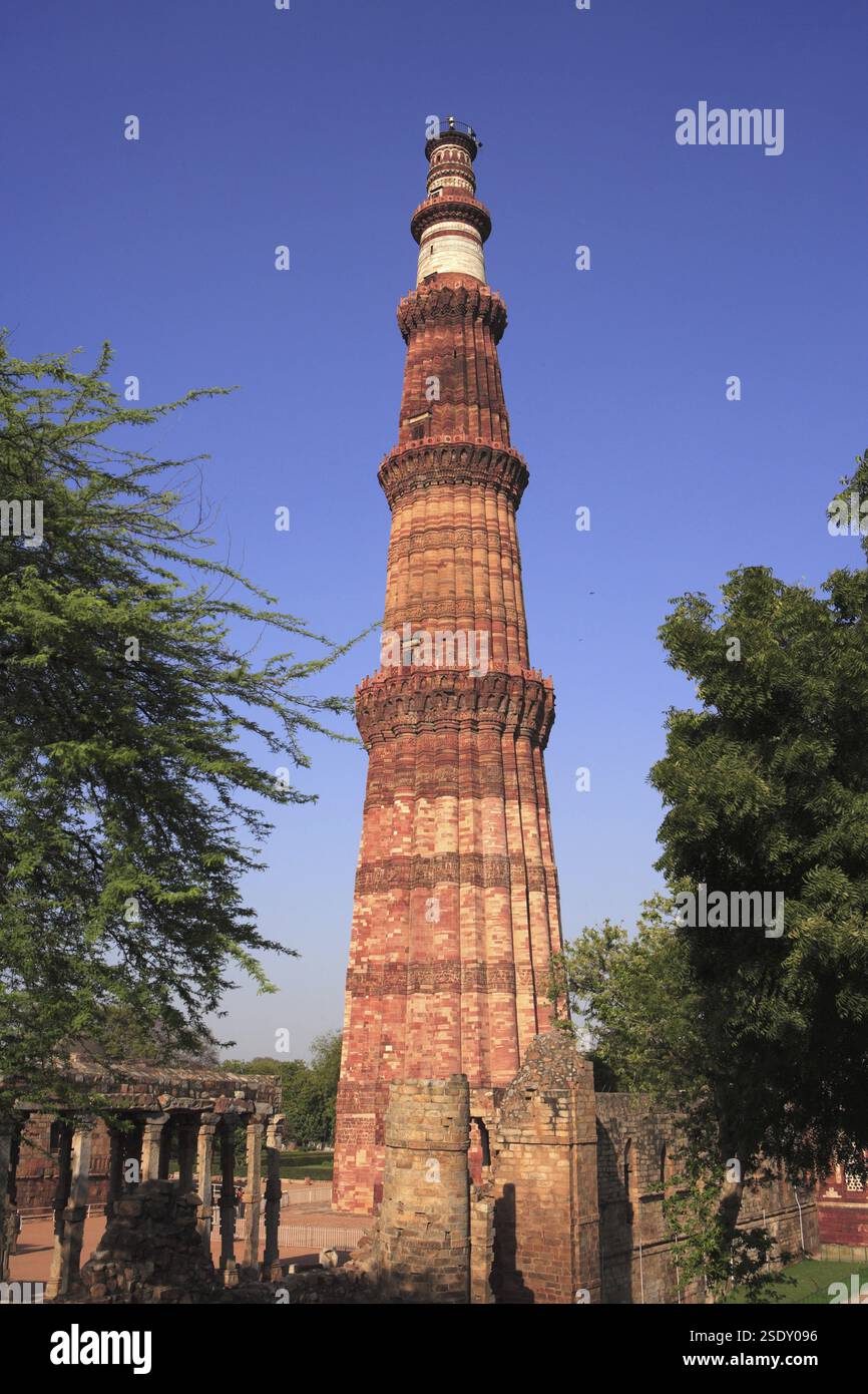 Qutab Minar built in 1311 red sandstone tower, Indo-Muslim art, Delhi ...