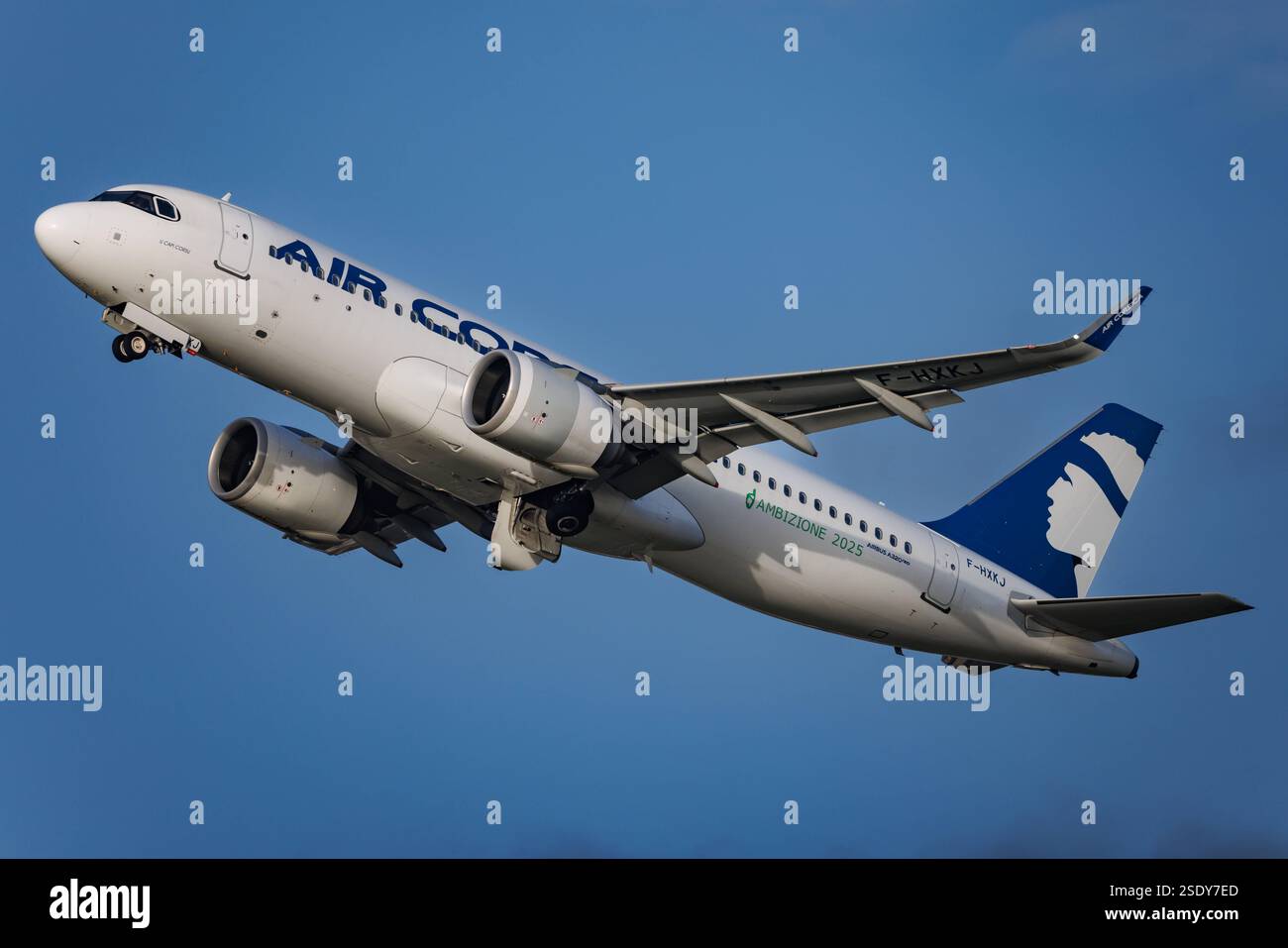 Der Airbus A320-252N A20N mit der Sonderlackierung Ambizione 2025 ...