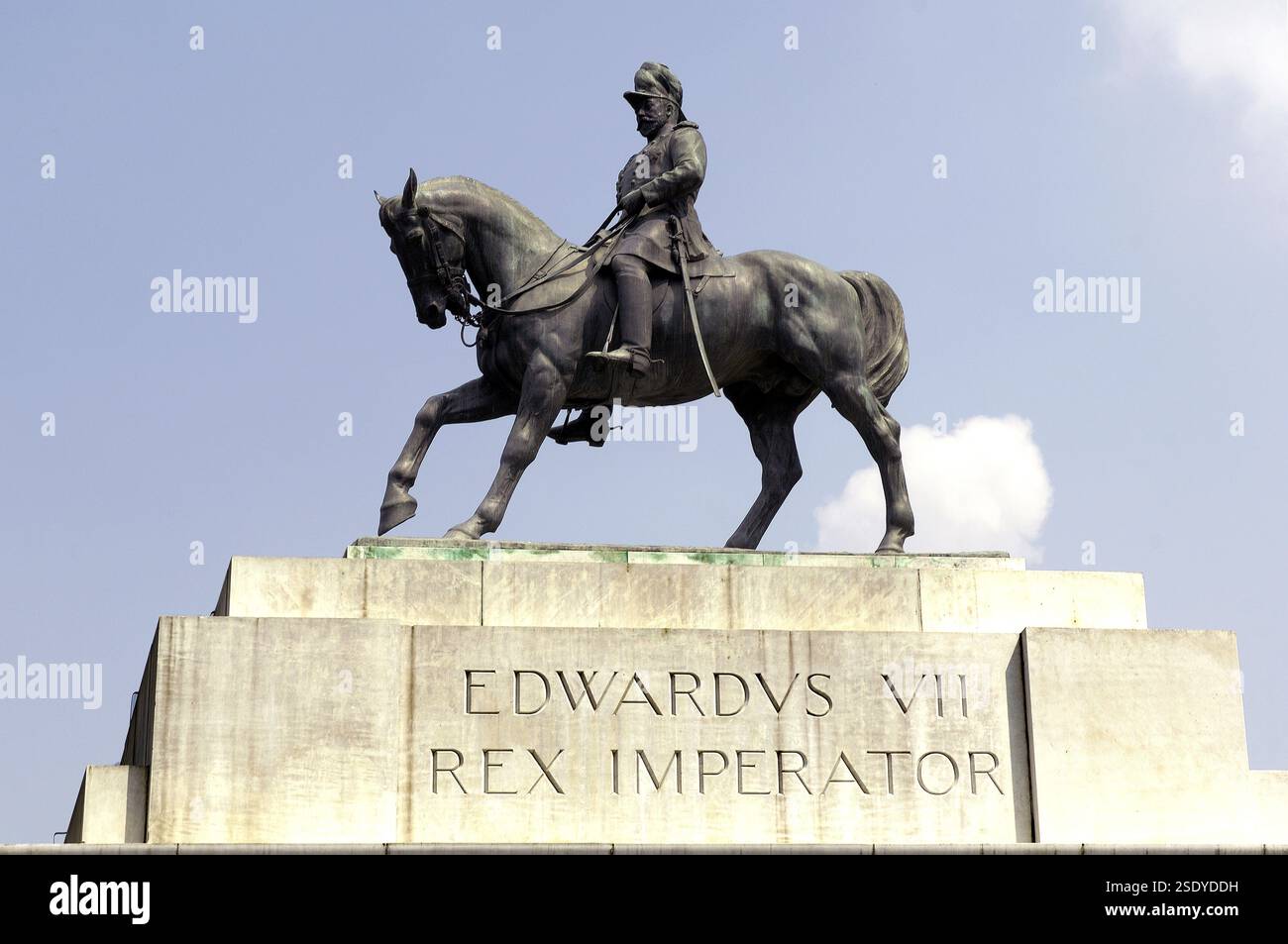 Edwards Vii Rex imperator statue at Victoria Memorial monument ...