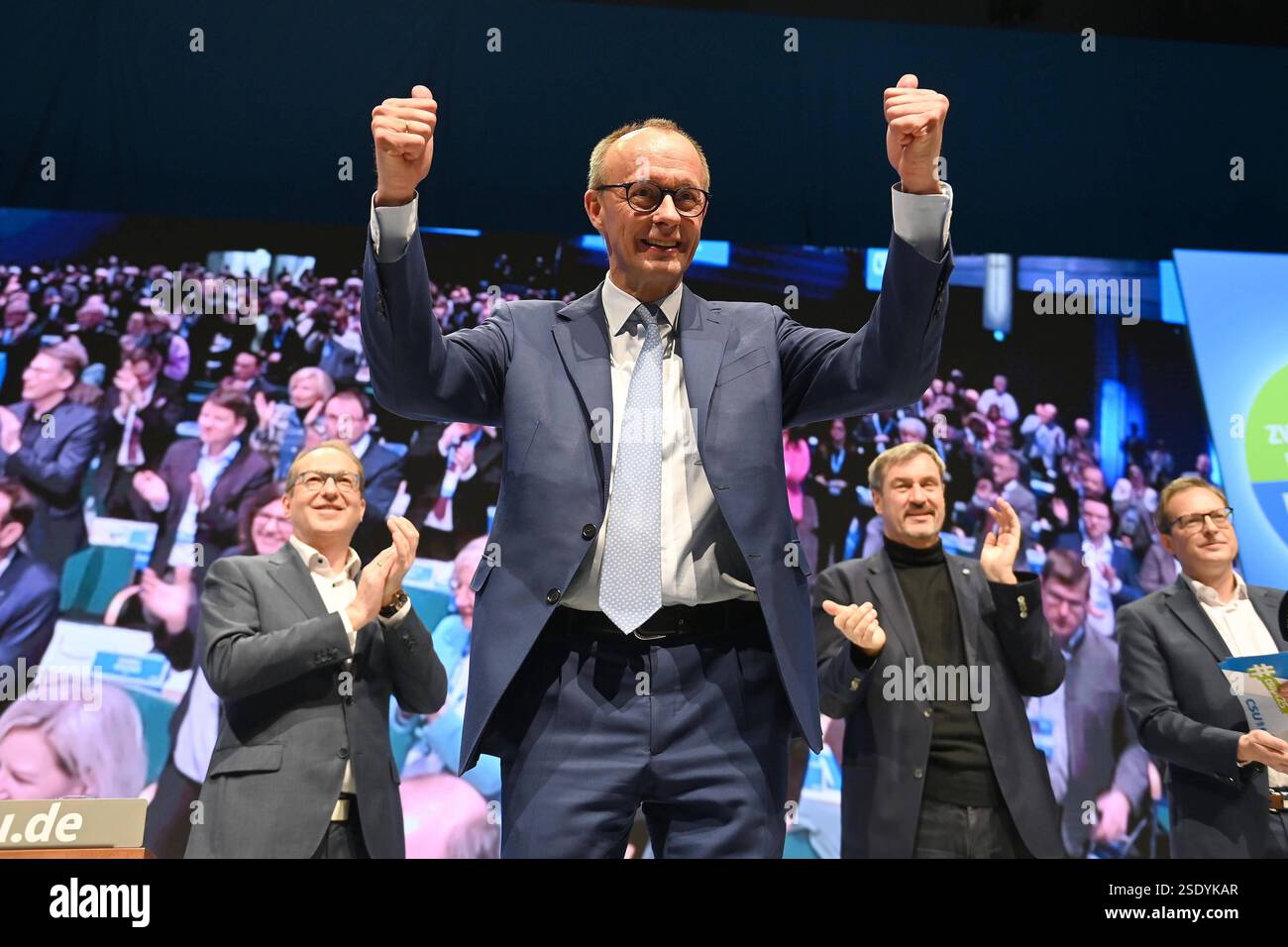 Friedrich MERZ Kanzlerkandidat der CDU /CSU nach seiner Rede,Daumen hoch,thumbs up,siegessicher ...