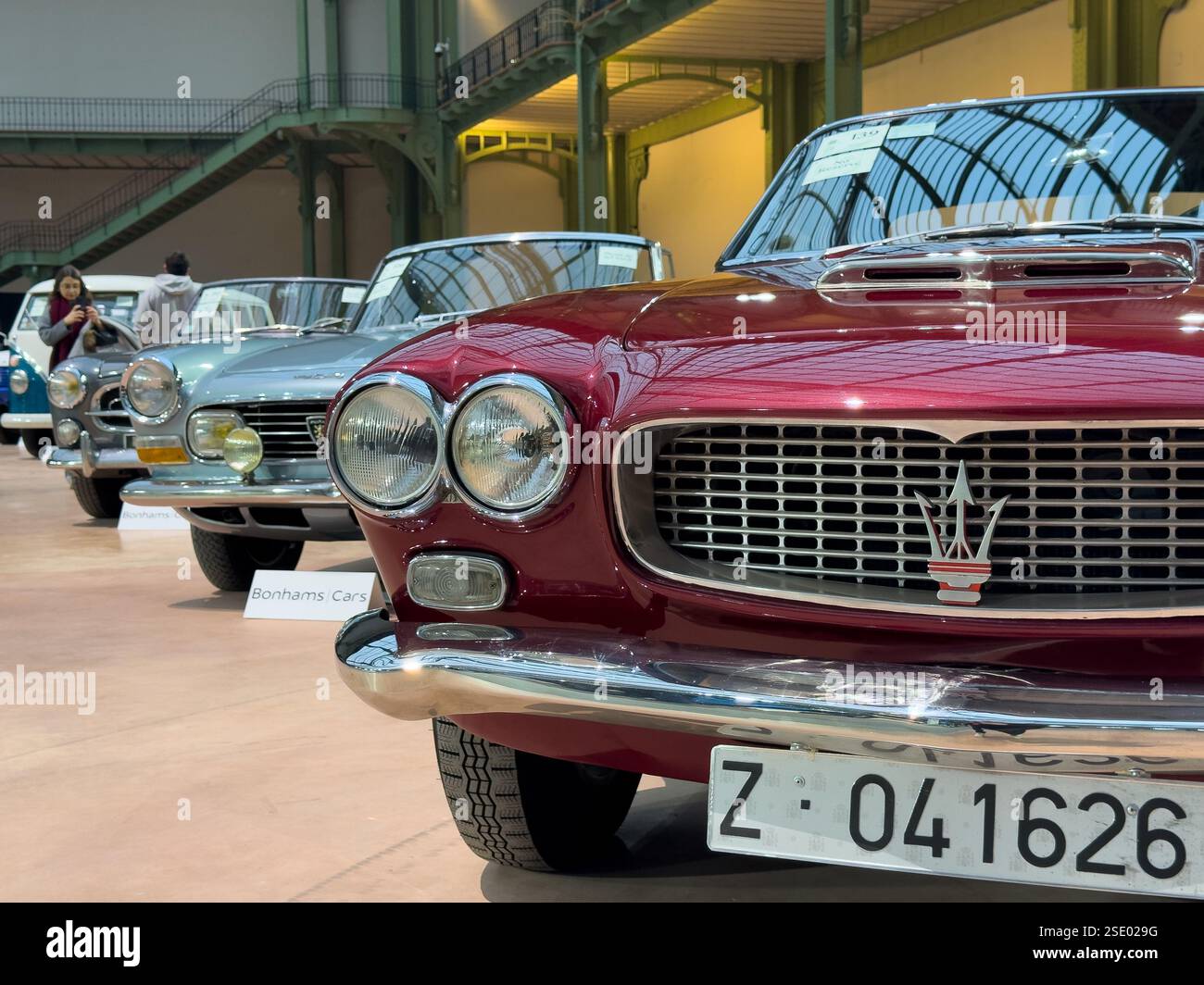 Classic cars on display in a vintage automobile exhibition hall Stock ...