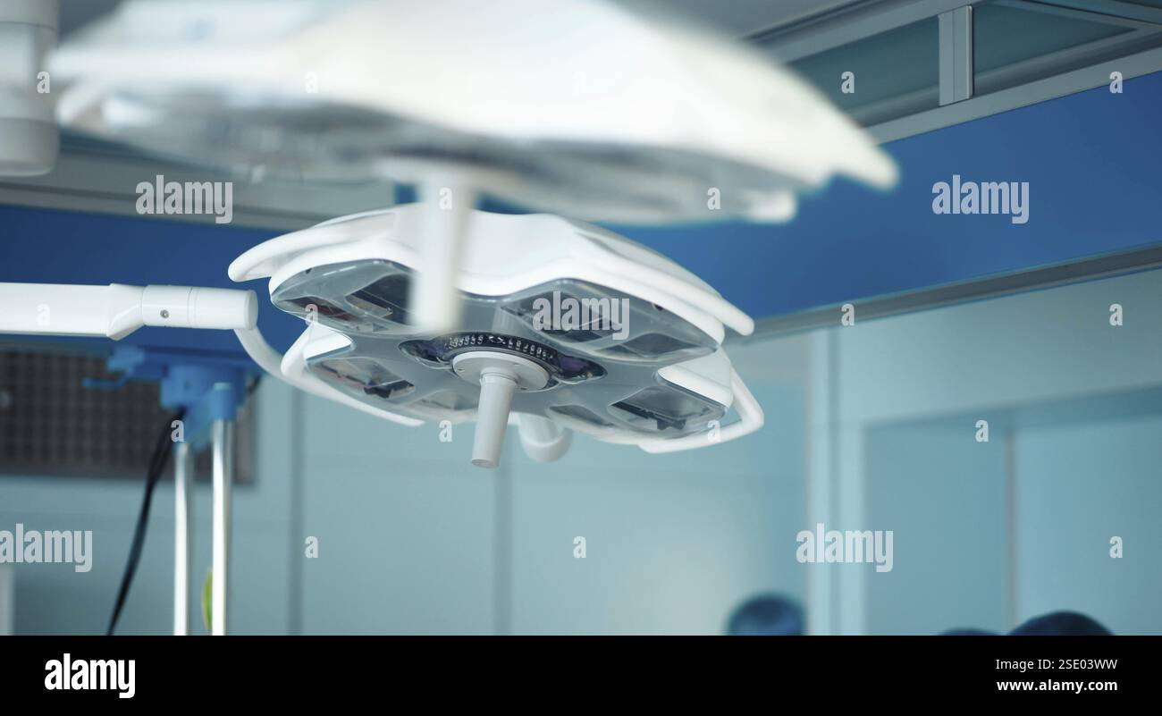 Surgical light illuminating operating room hi-res stock photography and ...