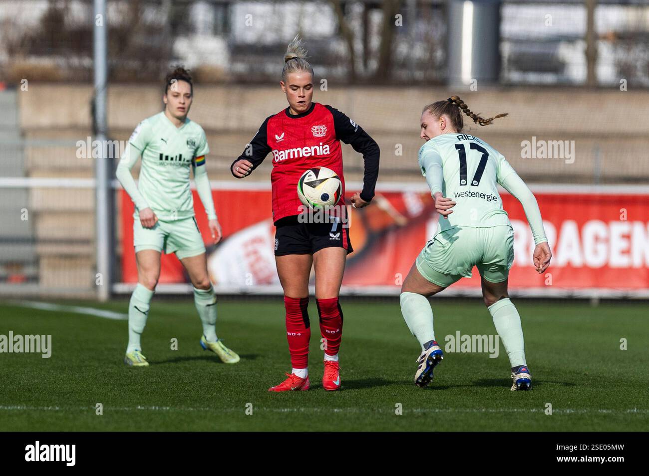 Cornelia Kramer (Bayer 04 Leverkusen, #7), Annalena Rieke (SGS Essen ...