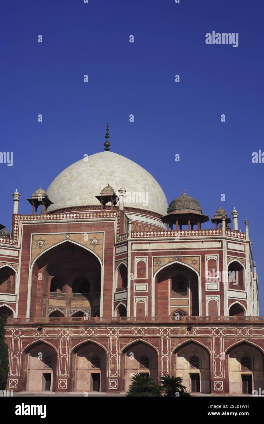 Humayun's tomb through arch built in 1570, Delhi, India UNESCO World ...