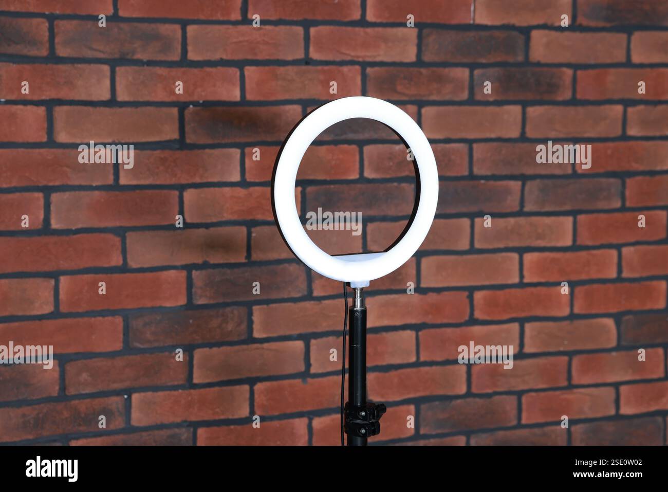 Ring lamp on stand hi-res stock photography and images - Alamy