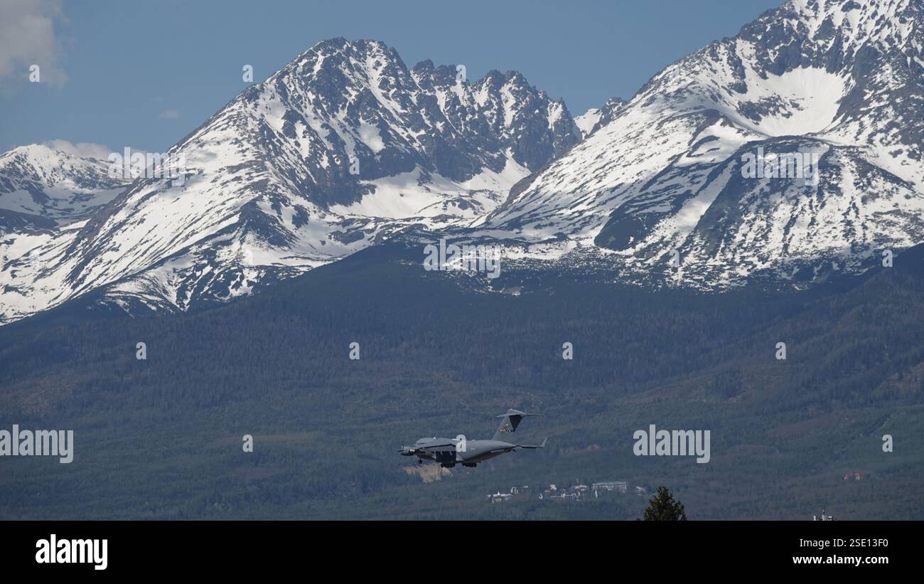 McDonnell Douglas/Boeing C-17 Globemaster III is a large military ...