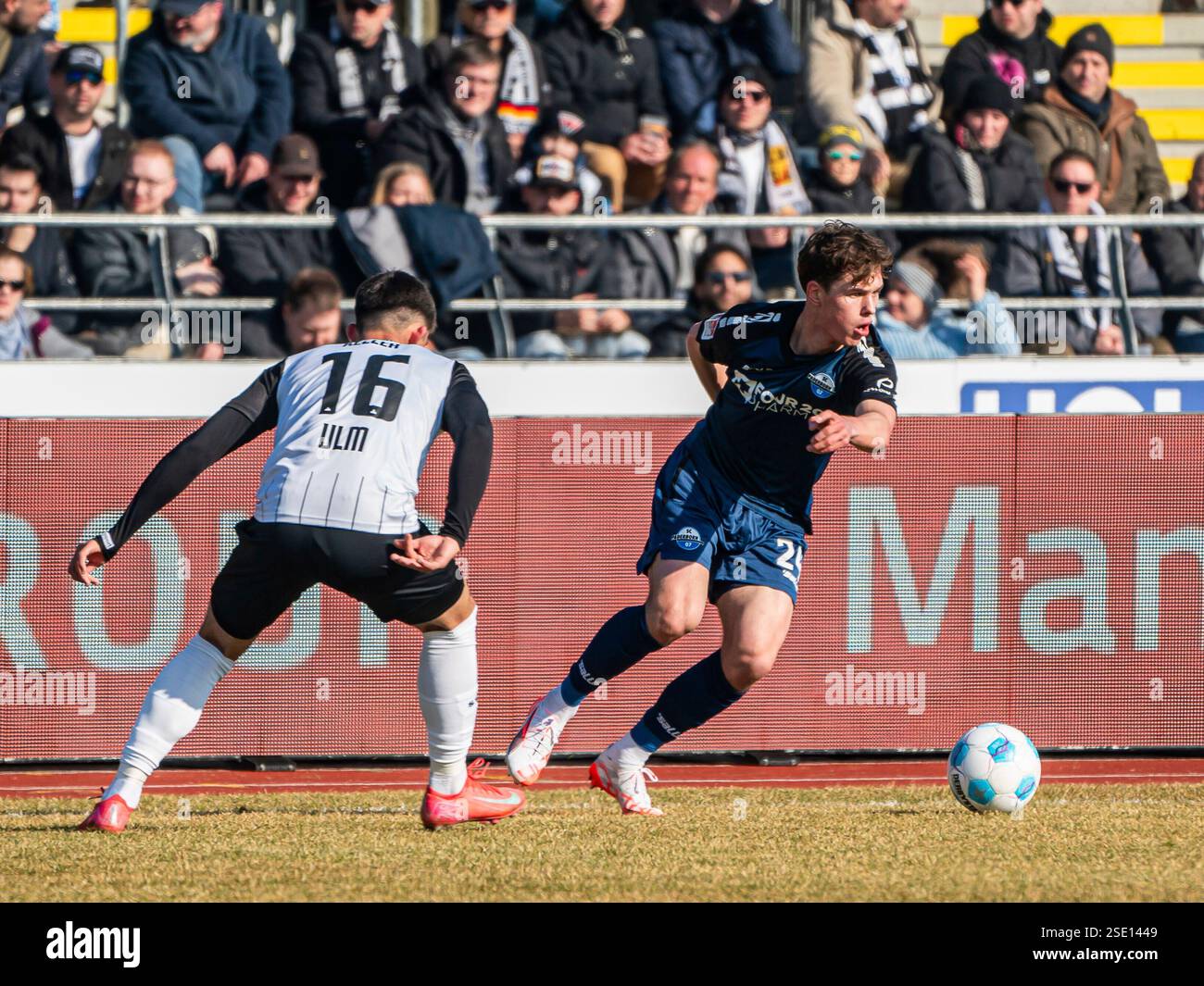 Casper Terho (SC Paderborn 07, #24) im Zweikampf mit Aaron Keller (SSV ...