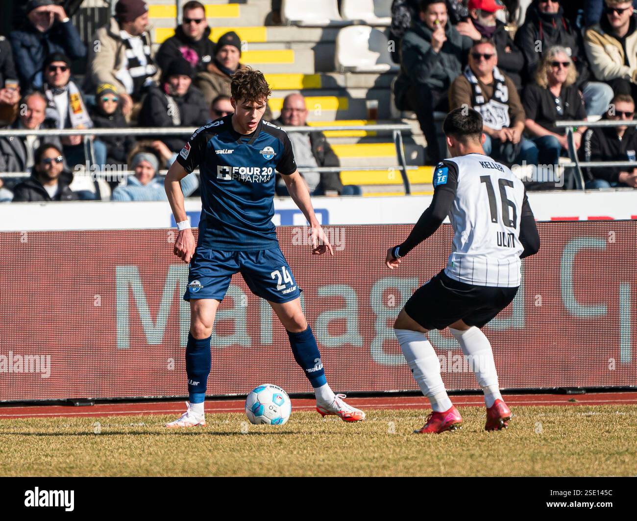 Casper Terho (SC Paderborn 07, #24) im Zweikampf mit Aaron Keller (SSV ...