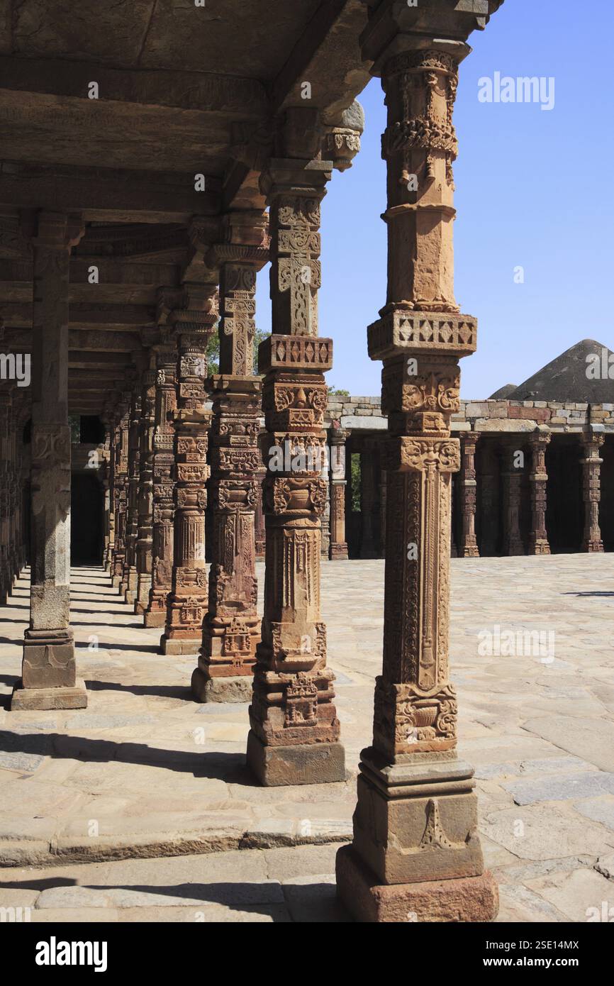 Quwwat-ul-Islam mosque and pillars details in Qutab Minar complex built ...