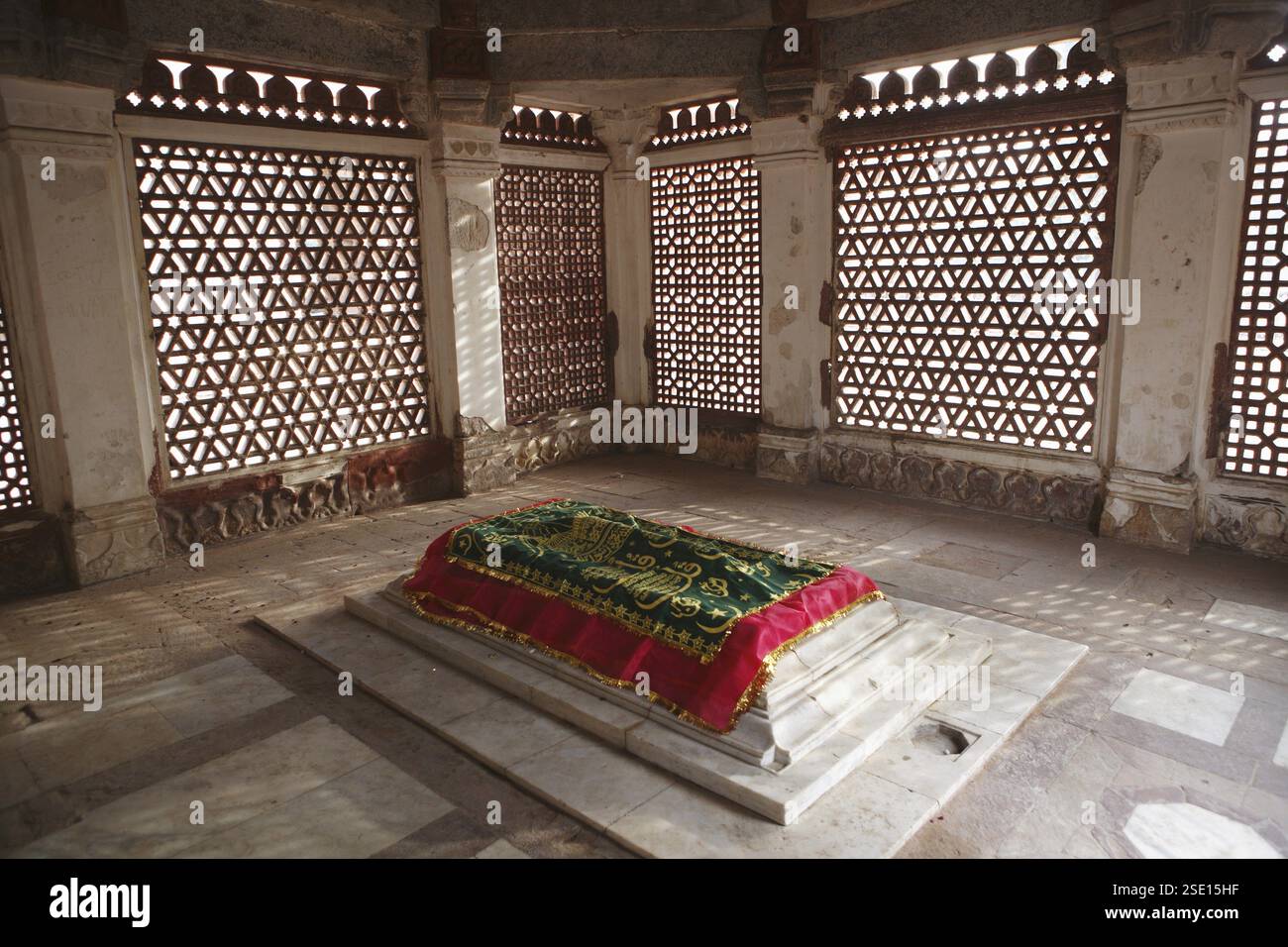 Imam Zamin's tomb in Qutab Minar complex, Delhi, India UNESCO World ...