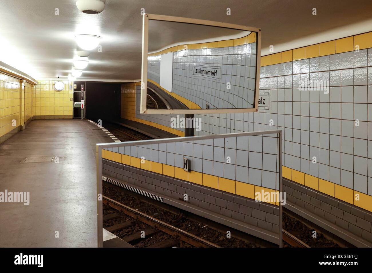 U-Bahn Berlin Spiegel an einem U-Bahn Bahnsteig in der Station ...