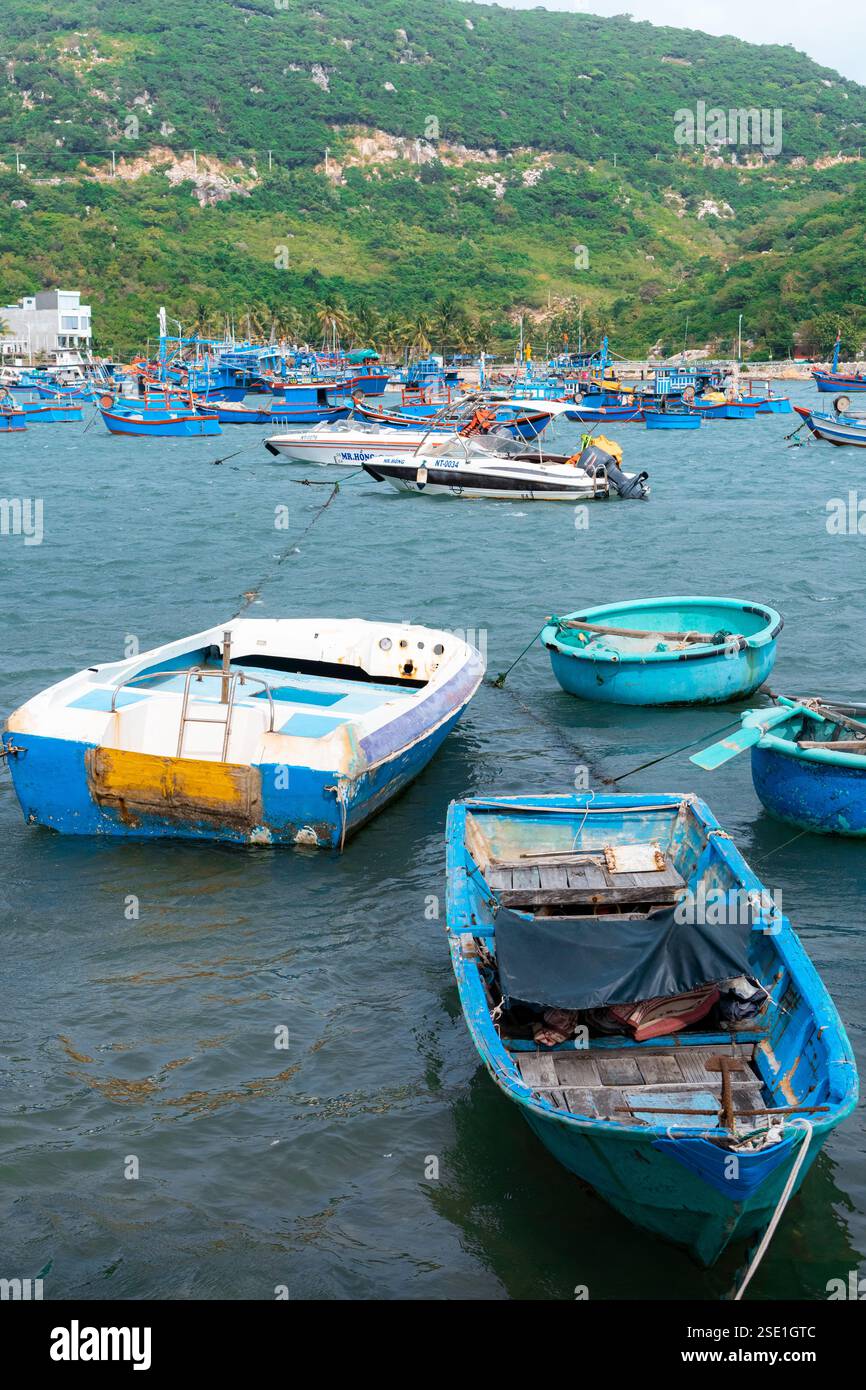 Traditional bamboo basket boat hi-res stock photography and images - Alamy