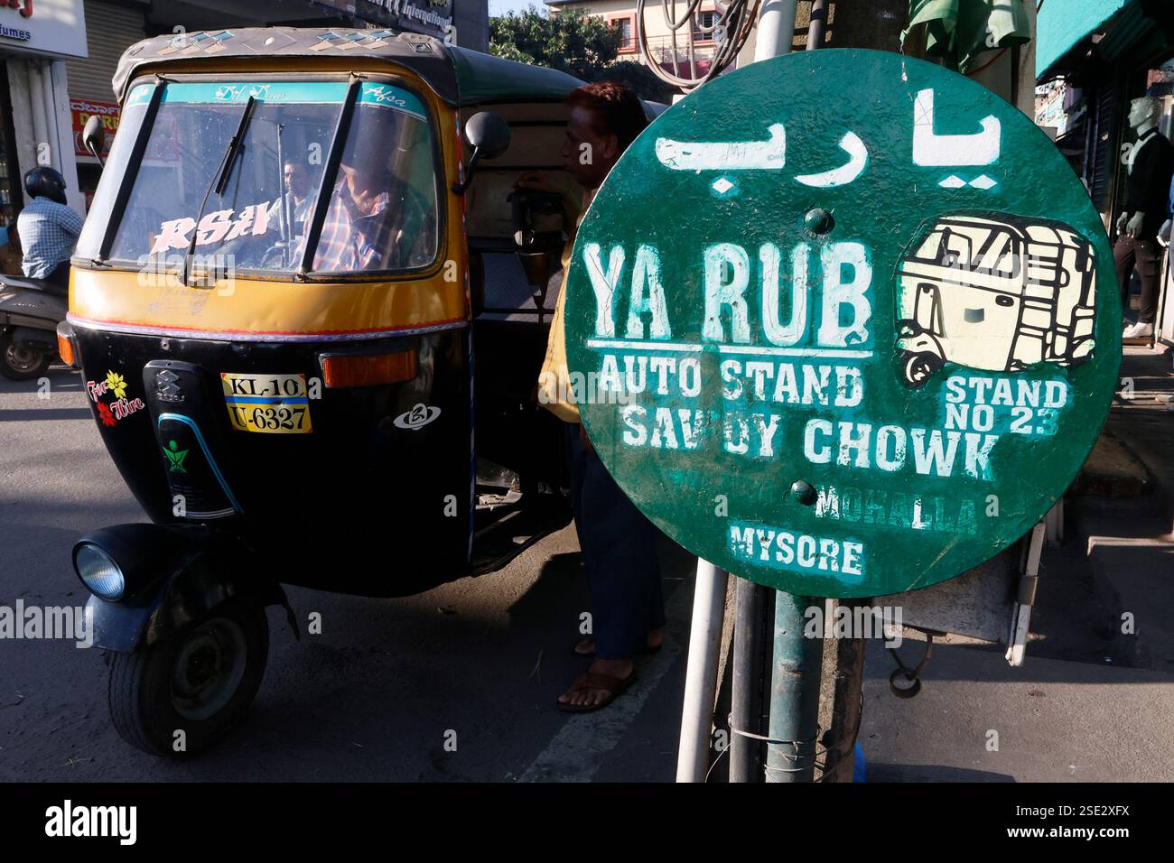Auto rickshaw stand in Mysuru (Mysore), Karnataka, India Stock Photo ...
