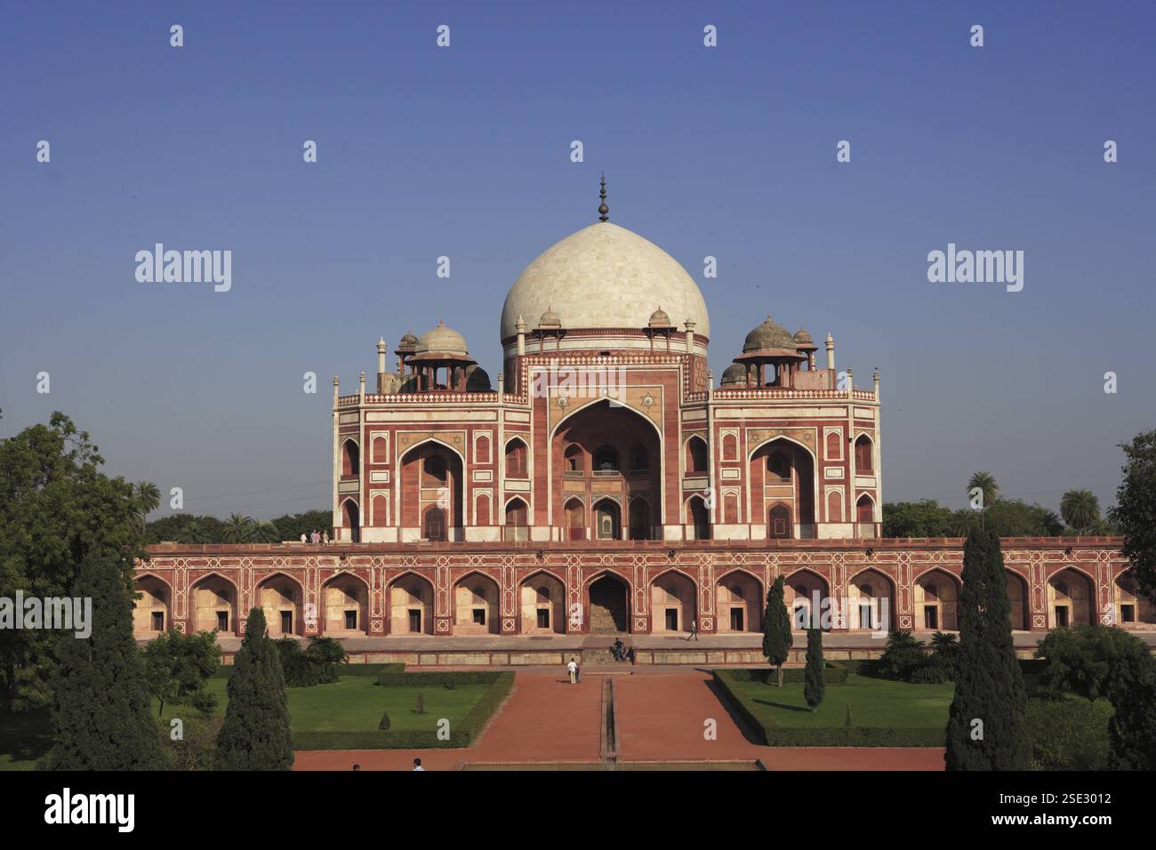 Humayun's tomb through arch built in 1570, Delhi, India UNESCO World ...