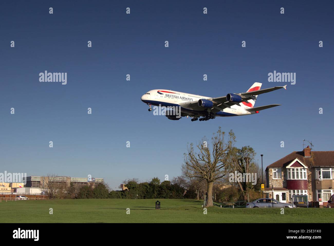 British Airways Airbus A380-841 G-XLEI flies low over houses on Myrtle ...
