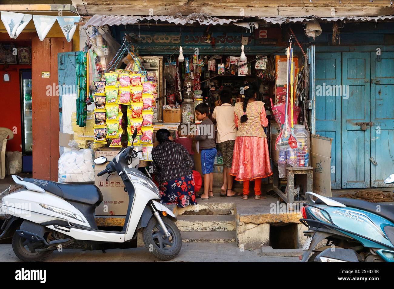 General store in Mysuru (Mysore), Karnataka, India Stock Photo - Alamy