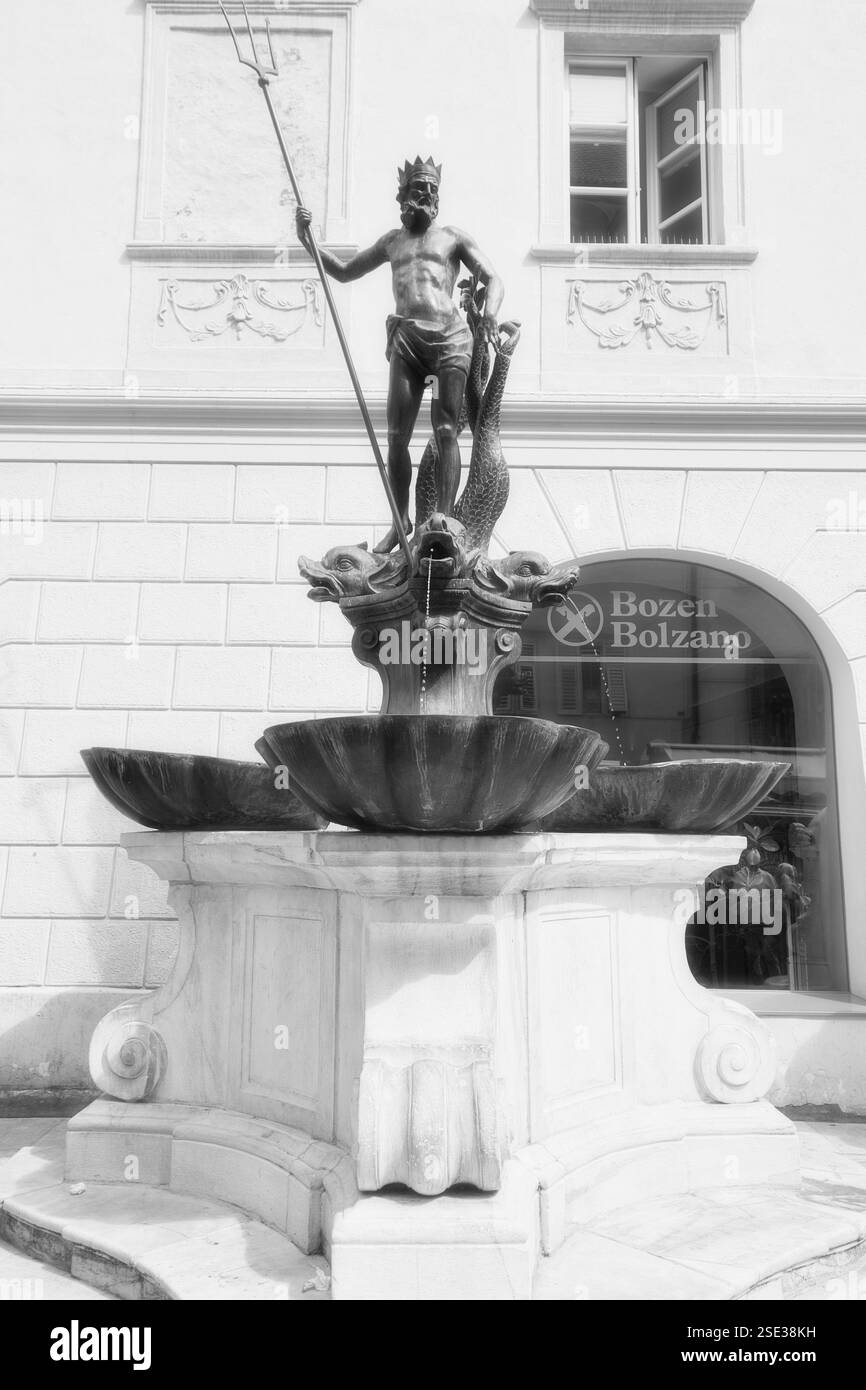 Fountain lighting Black and White Stock Photos & Images - Alamy