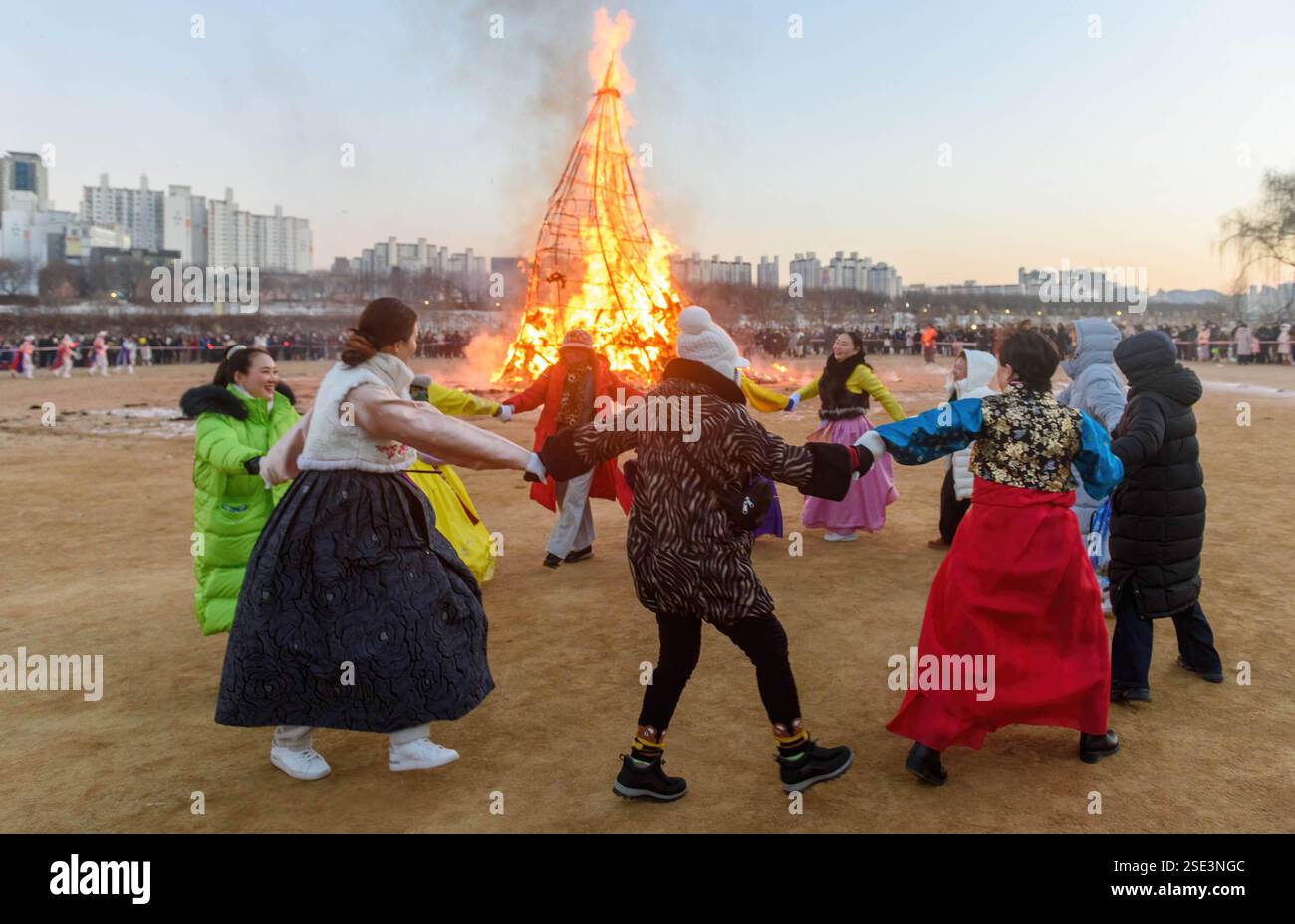 Seoul, South Korea. 08th Feb, 2025. South Koreans wearing Hanbok, Korea ...
