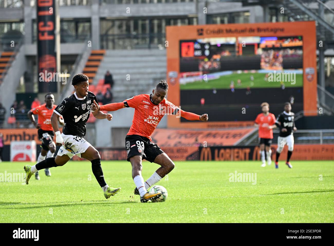 19 Remy VITA (asc) - 93 Joel MVUKA (fcl) during the ligue 2 BKT match ...